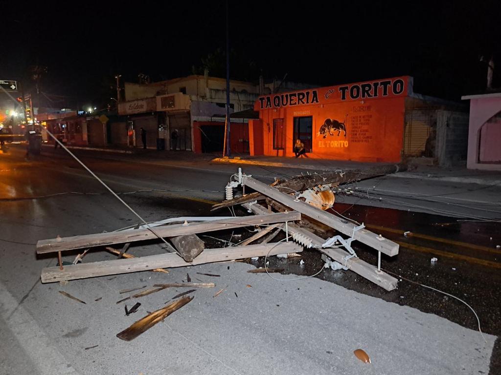 Caída de poste de CFE afecta circulación en zona centro – LA RED 58 TV